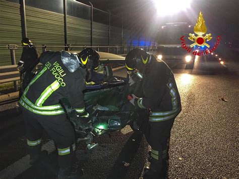 Incidente Sulla Superstrada Per Malpensa 22enne Incastrato Tra Le