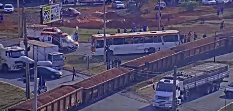 Jornal Correio Acidente entre trem e ônibus deixa uma pessoa morta e