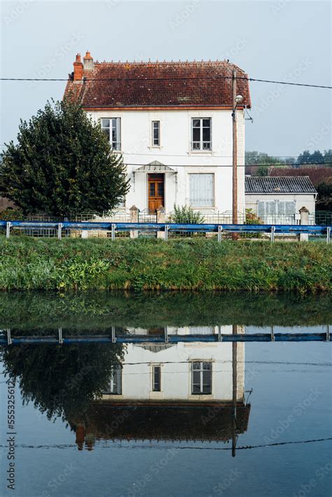 Le reflet d une maison traditionnelle française en Bourgogne Saône et