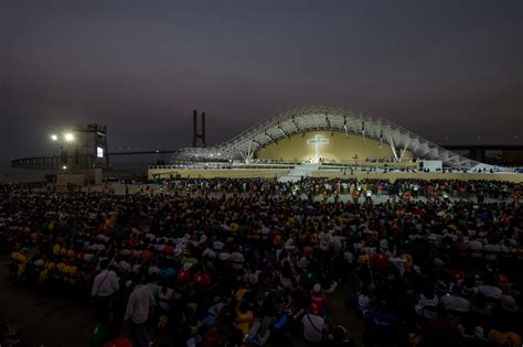 Vig Lia O Papa Francisco Re Ne Milh O De Pessoas Em Lisboa