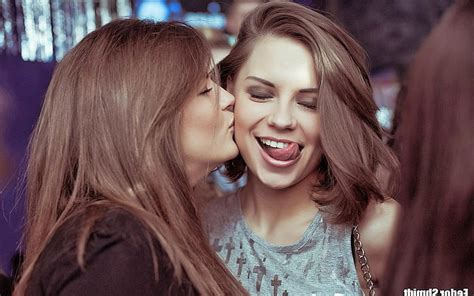 Online Crop Hd Wallpaper Licking Kissing Brunette Tongues Licking Lips Fedor Shmidt