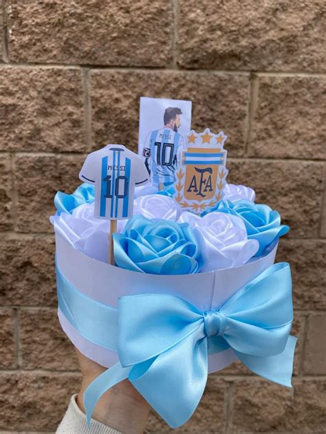 Caja De Rosas Eternas De Leo Messi Regalos Rosas Regalos Para Novios