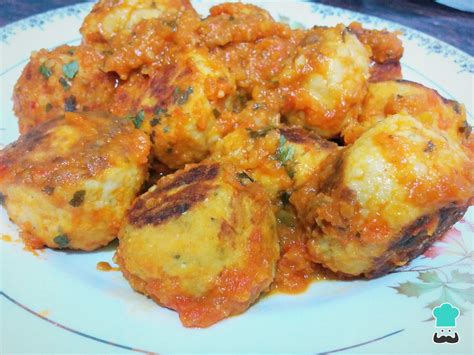 Albóndigas de pollo sanas Con salsa de tomate natural