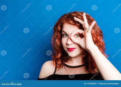 Een Jonge Roodharige Vrouw Toont Een Ok Gebaar Met Haar Vingers Gelukkige Vrouw Die Met Blauwe