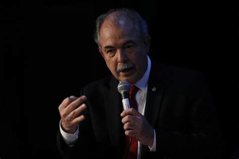 Brasil não pode ser só a fazenda do mundo diz Mercadante em posse no