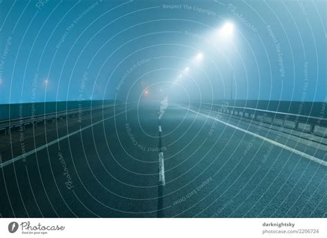 Leere Straße bei Nacht und im Nebel ein lizenzfreies Stock Foto von