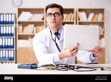 It Technician Repairing Broken Laptop Notebook Computer Stock Photo Alamy