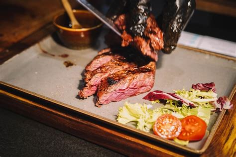 Deliciosos Cortes De Carne Bovina Em Churrascaria Argentina Foto Premium