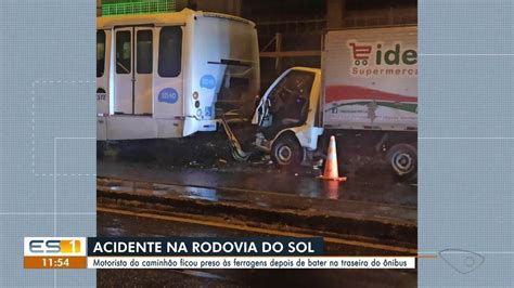 Caminhoneiro fica preso às ferragens após bater em ônibus na Rodovia do