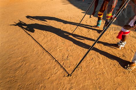 Sombra dos índios Kalapalos no Ritual Kuarup na Aldeia Aiha no Parque