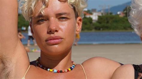 De biquíni Bruna Linzmeyer exibe corpo natural pelos Ainda mais