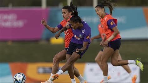 Seleção feminina realiza primeiro treino em Brisbane antes de estreia