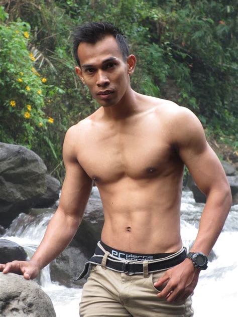 Dibawah Perut Diatas Selangkangan Menyembul Dibalik Celana Dalam