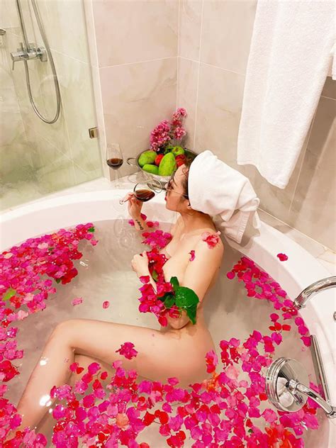 Quế Vân bất ngờ tung ảnh nude toàn tập khoe thân táo bạo trong bồn tắm