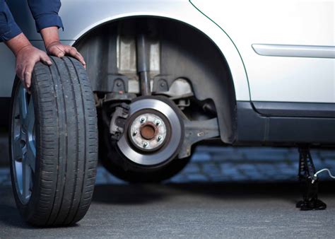Cambiar una llanta de un auto Cómo hacerlo paso a paso fácil y rápido