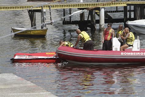Bombeiros encontram corpos de vítimas de naufrágio na Baía de Guanabara