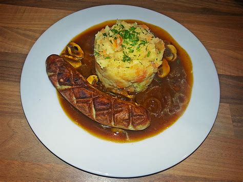 Bratwurst mit Zwiebel Bier Soße von Bienenköchin Chefkoch de