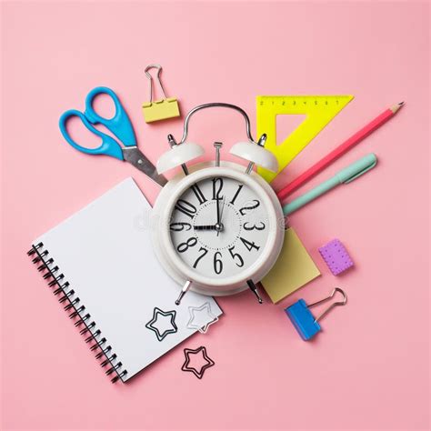 Alarma Con Las Fuentes De Nuevo A Tema De La Escuela Imagen De Archivo