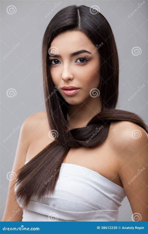 Belle Fille De Brune Avec De Longs Cheveux Sains Photo Stock Image Du