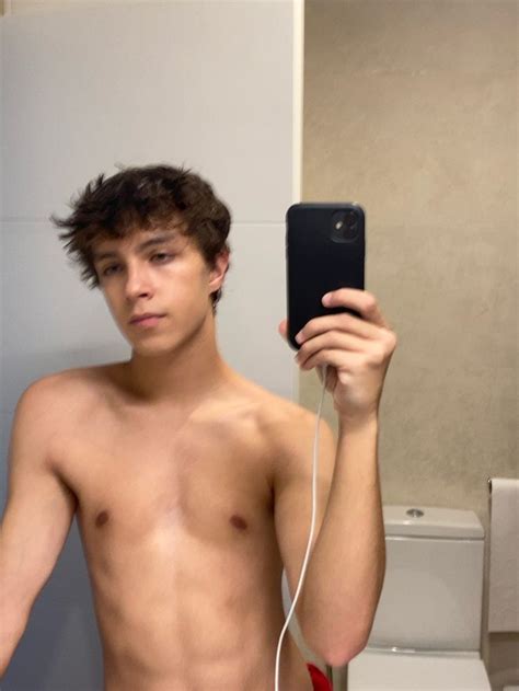 Mirror Selfie Iker Unzu Latin Men Famous Selfie Mirror Best Haircuts Storage Latino Men