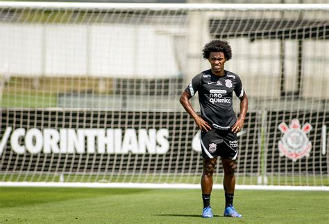 Willian tem contratura na coxa constatada e é dúvida para clássico