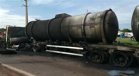 V Deo Carretas Pegam Fogo Em Batida Na Br Em Rondon Polis Mt