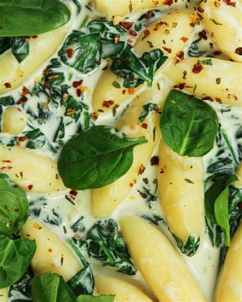 Schupfnudeln in Spinat Frischkäse Soße vegetarisch