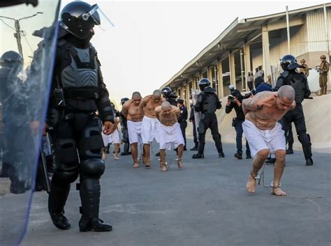 Las fuertes imágenes del traslado de los primeros pandilleros a la