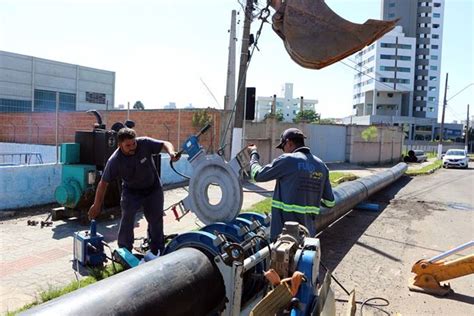 Prefeito em exercício Juliano Polese vistoria obras de implantação de