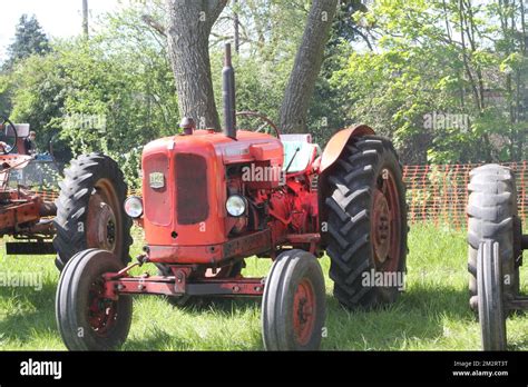 Vorbei An Einer Reihe Von Oldtimer Traktoren Fotos Und Bildmaterial