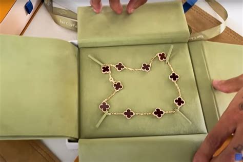 Foto Zé Felipe ganhou muitas joias da grife Van Cleef Arpels como