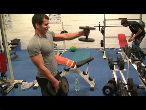 Comment muscler les pectoraux avec des haltères