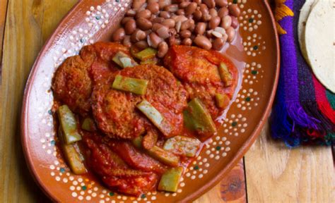 Nopales con tortitas de camarón en salsa roja receta mexicana