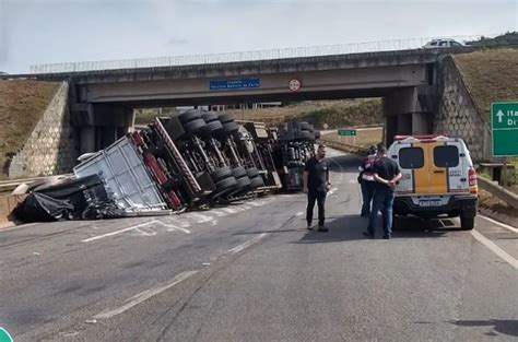 Carreta tomba na MG 050 em Itaúna Últimas Notícias
