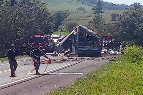 Polícia identifica corpos dos 41 mortos em acidente entre ônibus e
