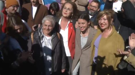 Irene Montero celebra frente al Congreso la aprobación de la ley trans