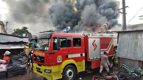 V Deos Pavoroso Incendio Consume Varios Puestos En Zona Comercial De