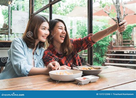 Pares Lesbianos Del Lgbt De Las Mujeres Asi Ticas Felices Hermosas Que