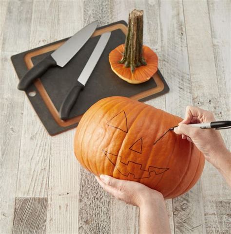 Jak zrobić dynię na Halloween Instrukcja krok po kroku
