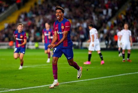 Lamine Yamal devient le plus jeune buteur du Barça en Liga