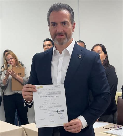 Adrián de la Garza recibe su constancia que lo acredita como Alcalde