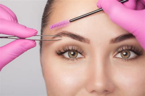 Cómo depilar las cejas paso a paso en función del tipo de cara
