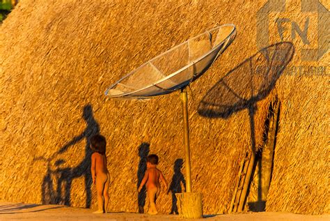 Sombras Dos Ndios Kalapalos E Da Antena Parab Lica Na Aldeia Aiha No