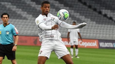 Fluminense anuncia renovação de contrato o atacante Caio Paulista
