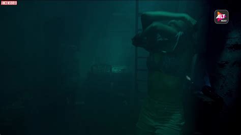 Naked Karishma Sharma In Ragini Mms Returns