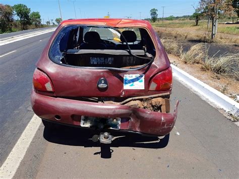 Motociclistas ficam feridos após atingirem traseira de carro que mudava