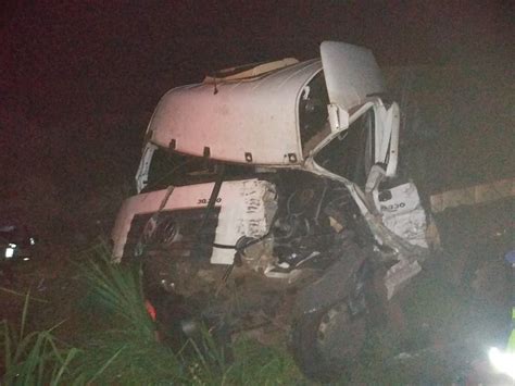 Caminhoneiro fica preso às ferragens após bater em caminhão parado em