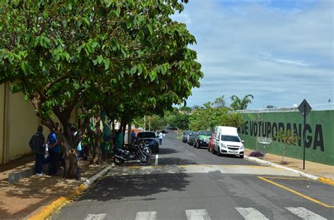 Manifesta O Deixa A Rodovia E Se Concentra Em Frente Ao Tiro De Guerra