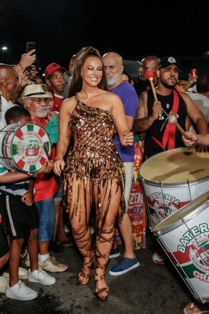 Paolla Oliveira Cai No Samba Em Ensaio De Rua Da Grande Rio