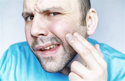 一个人在前刮胡子剃高清图片下载 正版图片506245798 摄图网